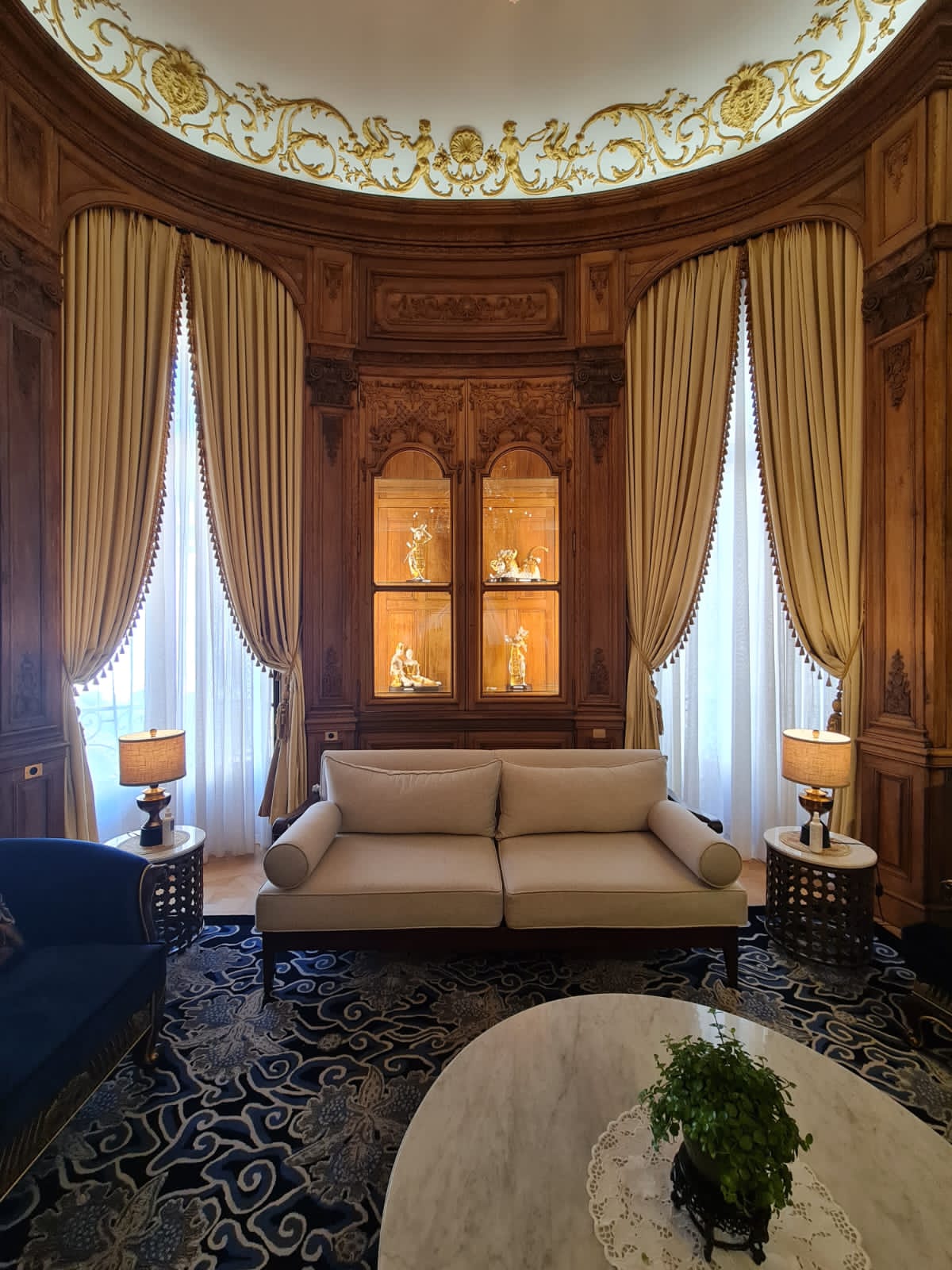 Seni Keramik Indonesia: Patung Berlapis Emas Berkilau Di KBRI Paris