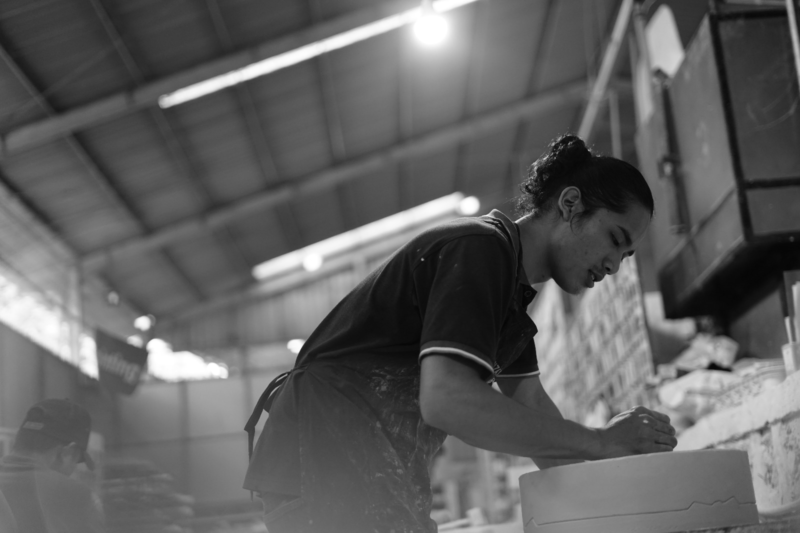 Seni Keramik Indonesia: Patung Berlapis Emas Berkilau Di KBRI Paris